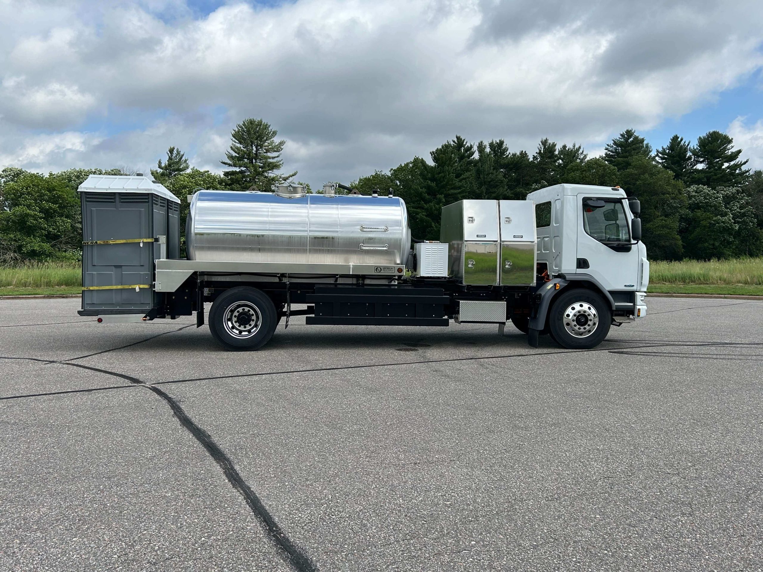 2025 Peterbilt 220EV "Electric" 4X2 (1800-Gallon 1300 Waste / 500 Water ...